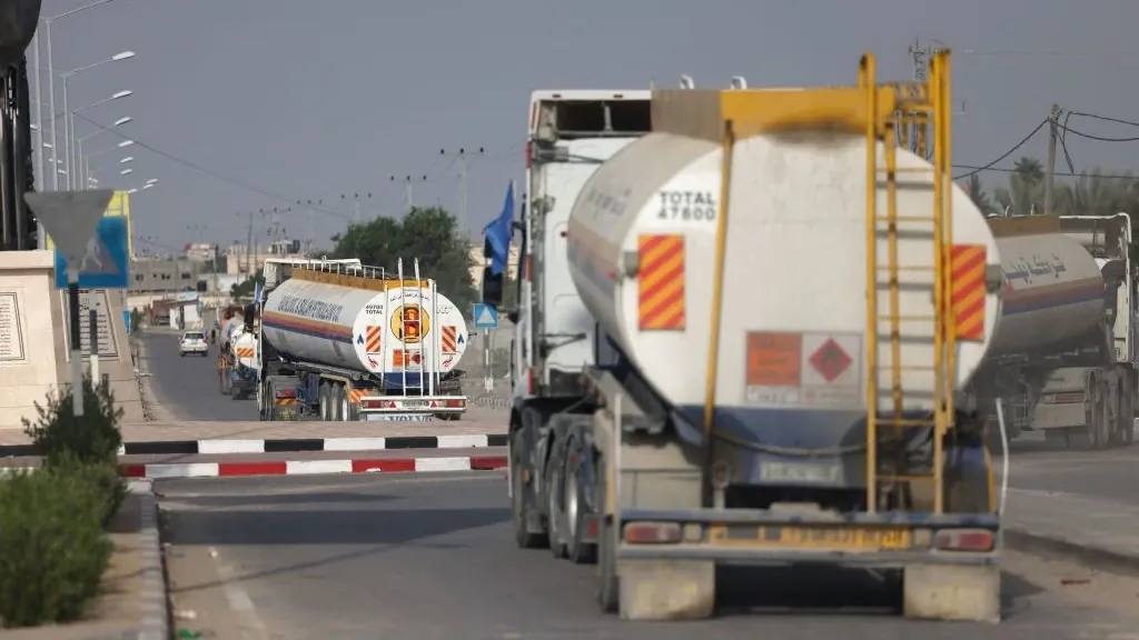Some 1,100 tons of fuel delivered to Gaza Strip from Egypt | Greek News ...