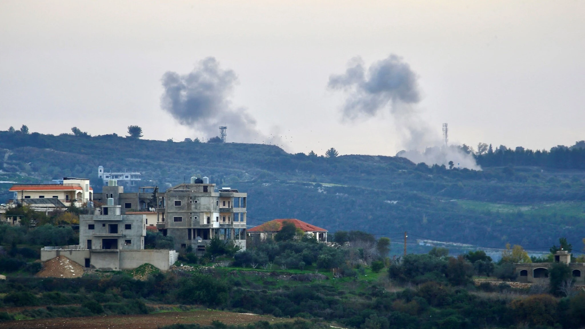 Hezbollah bombs Israeli bases with large rocket, missile barrage