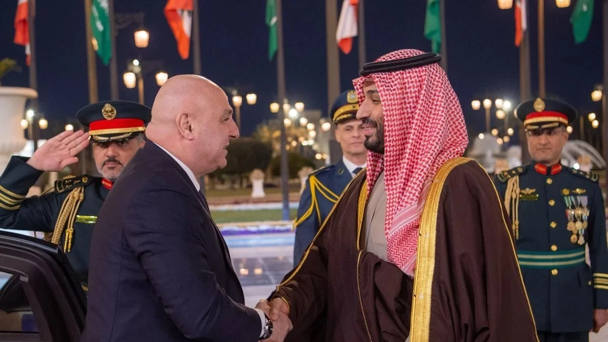 Saudi leader hosts Lebanese president to discuss 'economic recovery ...