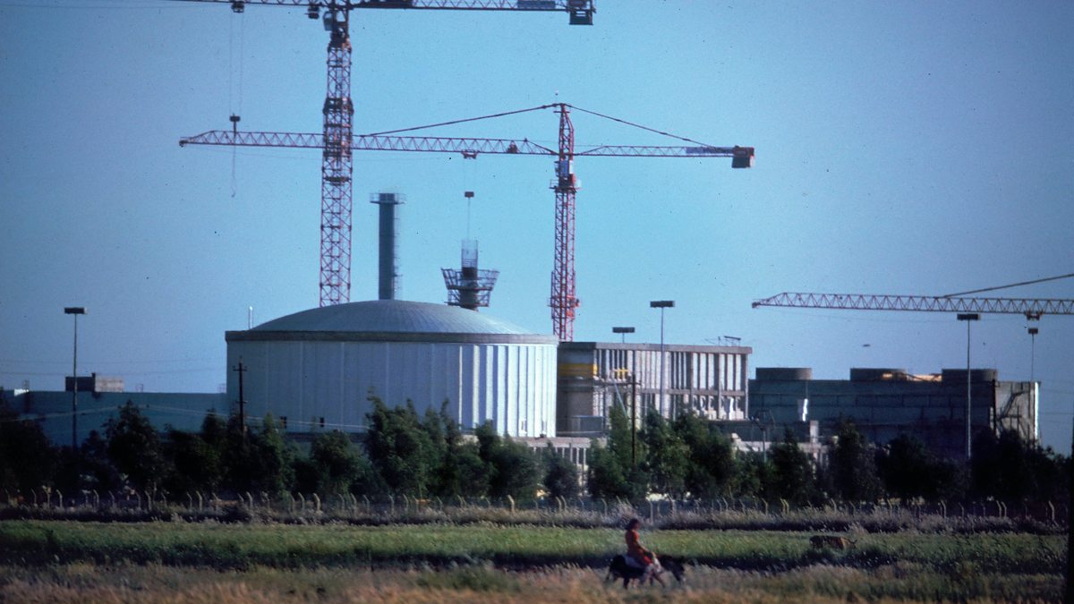 Iraq looks to build nuclear reactor to resolve electricity shortages